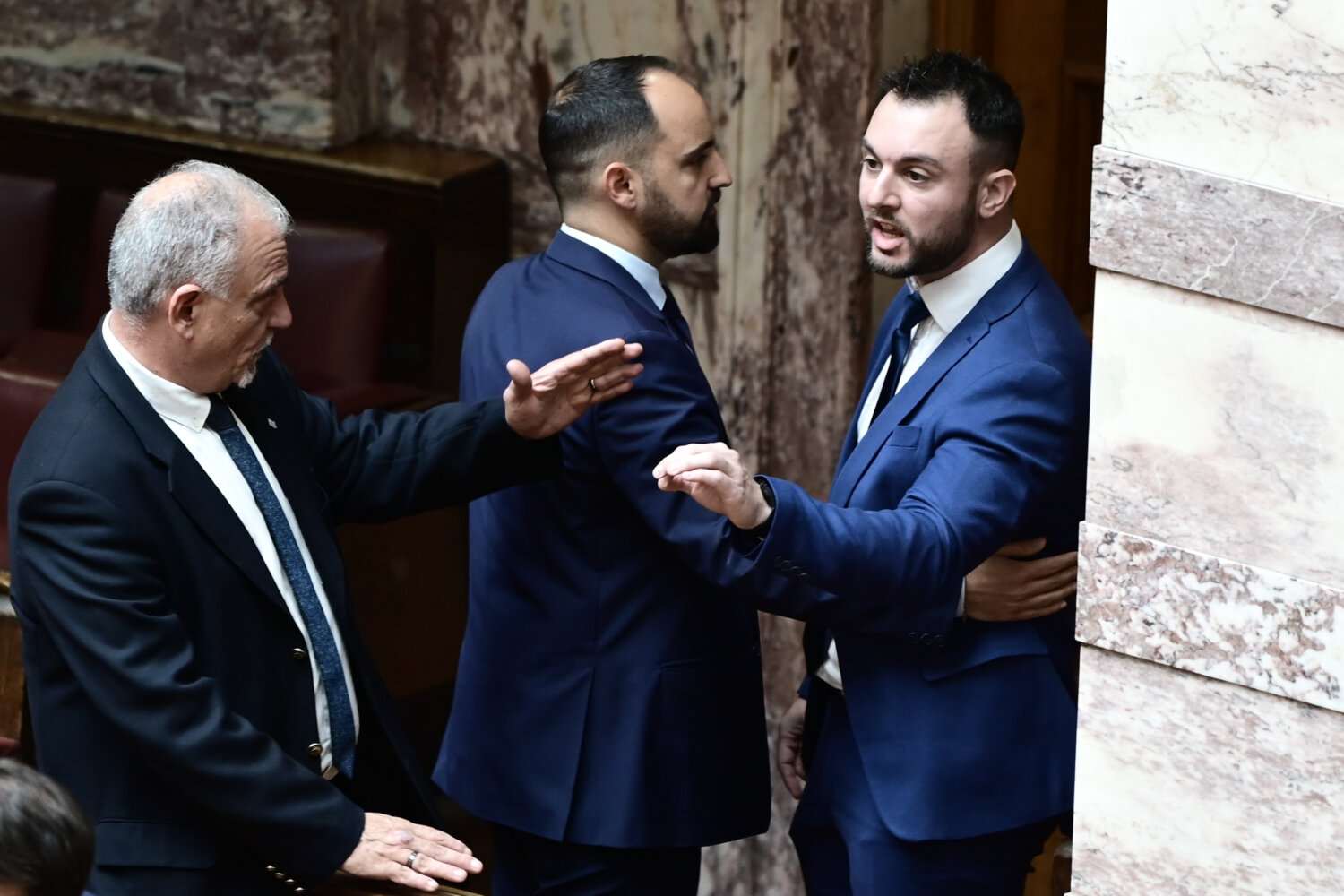 Συνελήφθη και οδηγείται στη ΓΑΔΑ ο ανεξάρτητος βουλευτής Κ. Φλώρος ...