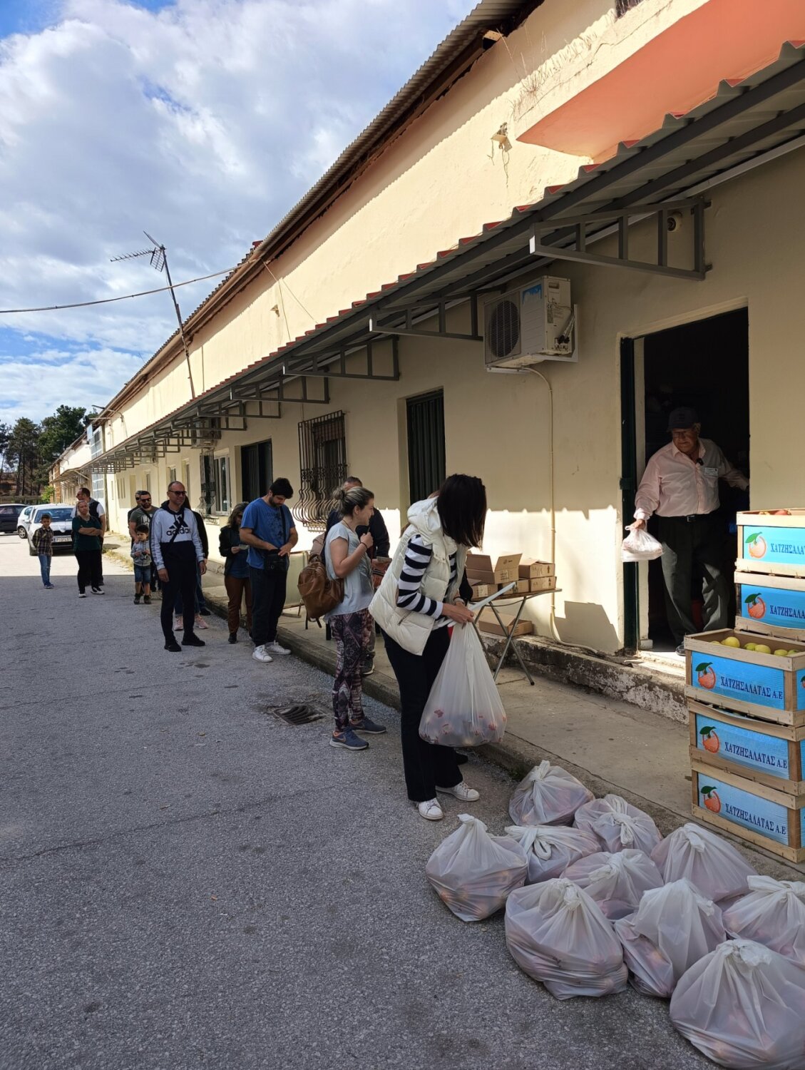 Διανομή τροφίμων και λαμπάδων από τον Σύλλογο Τριτέκνων Λάρισας ...