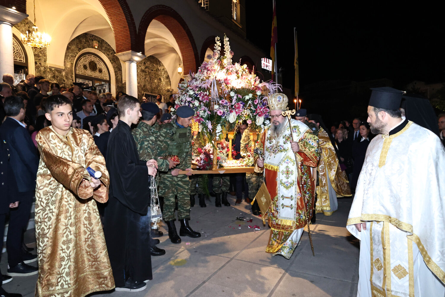 Λάρισα: Κατανυκτική η περιφορά του Επιταφίου (φωτ. & βίντεο ...