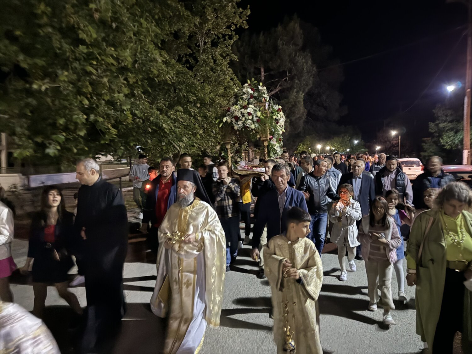 Η περιφορά του Επιταφίου στο Καλοχώρι (φωτ.) - larissanet.gr