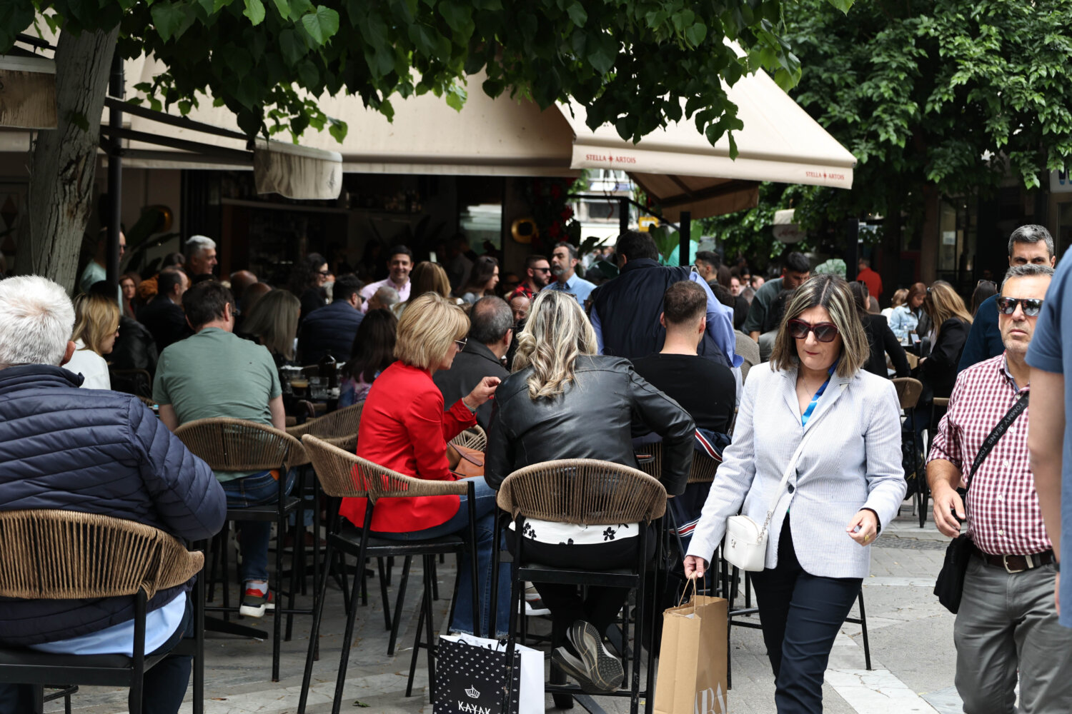 Καφεδάκι και τελευταίες αγορές για τους Λαρισαίους (φωτ.) - larissanet.gr