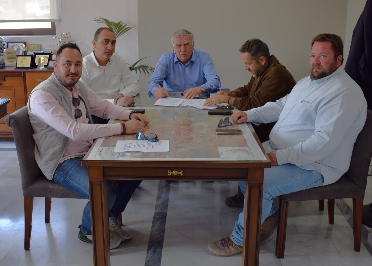 Ξεκίνησαν οι εργασίες ασφαλτόστρωσης του αγροτικού δρόμου που συνδέει ...