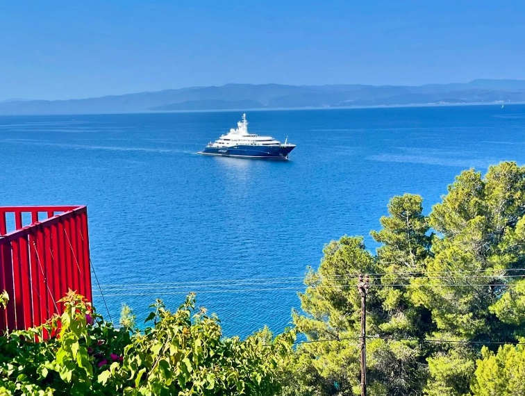 Το έκτο μεγαλύτερο yacht στον κόσμο έφτασε στην Σκιάθο - Σε ποιόν ...