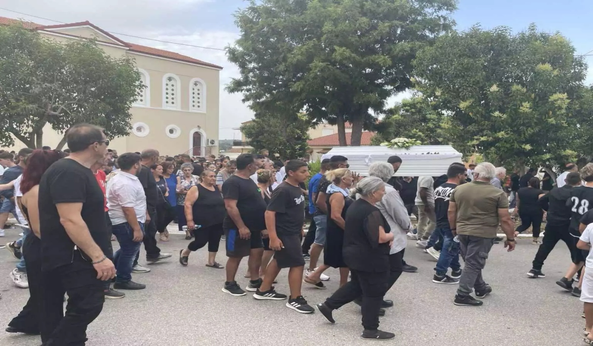 Αβάσταχτος πόνος στην κηδεία της 11χρονης Βασιλικής που δολοφονήθηκε ...