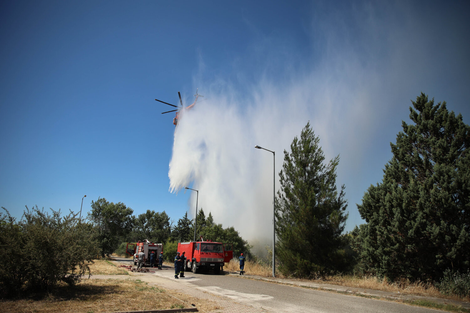 Σε ύφεση οι πυρκαγιές σε Άγιο Θωμά και Αμπελώνα - larissanet.gr