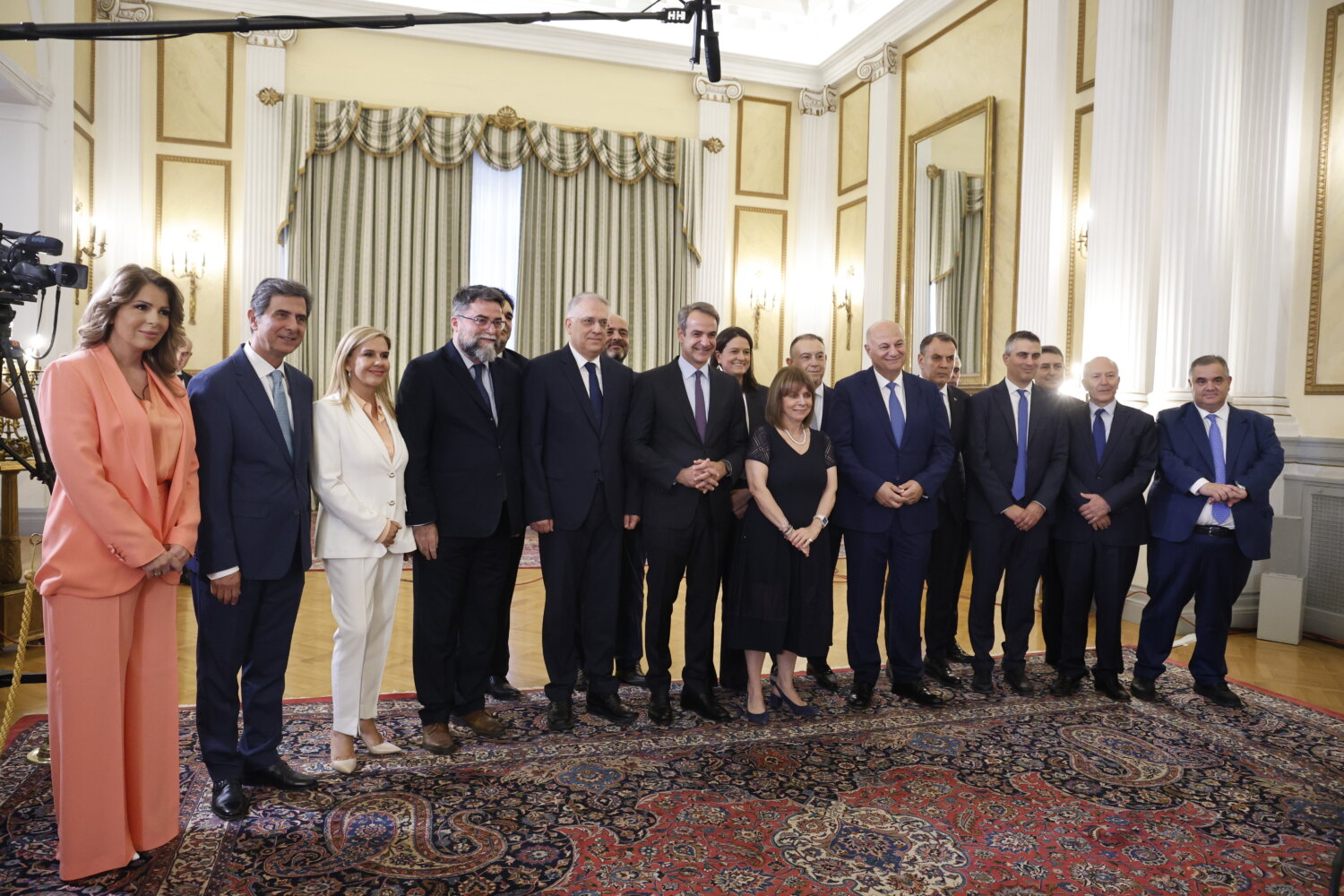Τα «φάλτσα» του ανασχηματισμού και το μετέωρο βήμα του Κ. Μητσοτάκη ...
