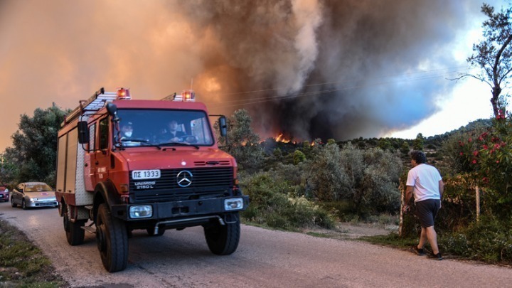 Πυρκαγιές σε Αττική, Εύβοια και Νάξο - «112» για απομάκρυνση κατοίκων ...