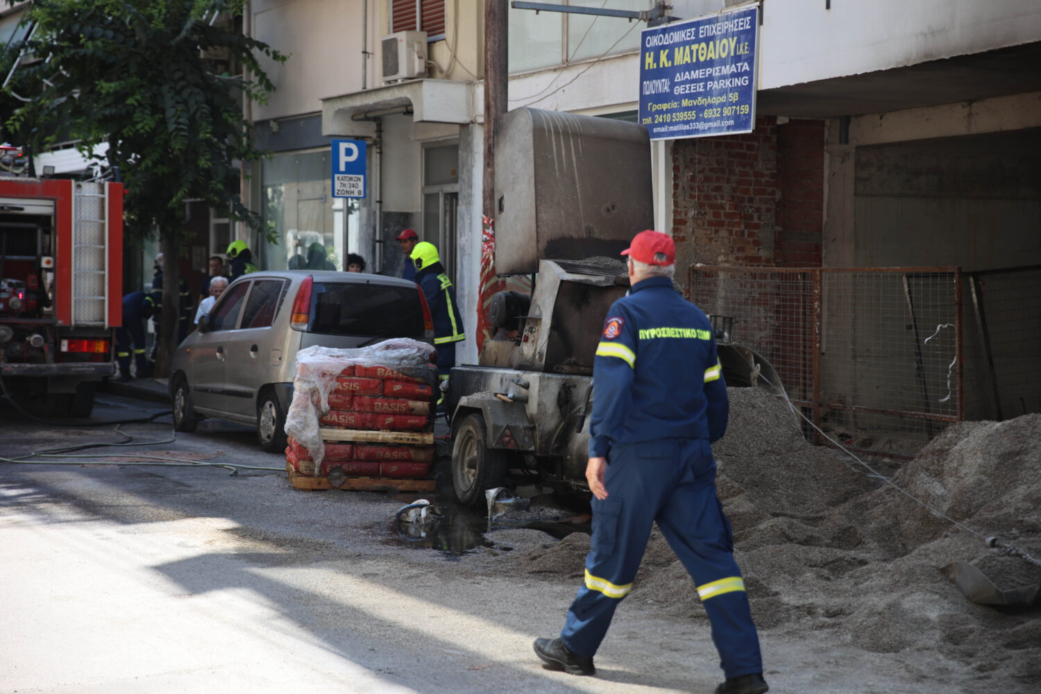 Αναστάτωση από φωτιά σε μπετονιέρα στο κέντρο της Λάρισας (φωτ ...