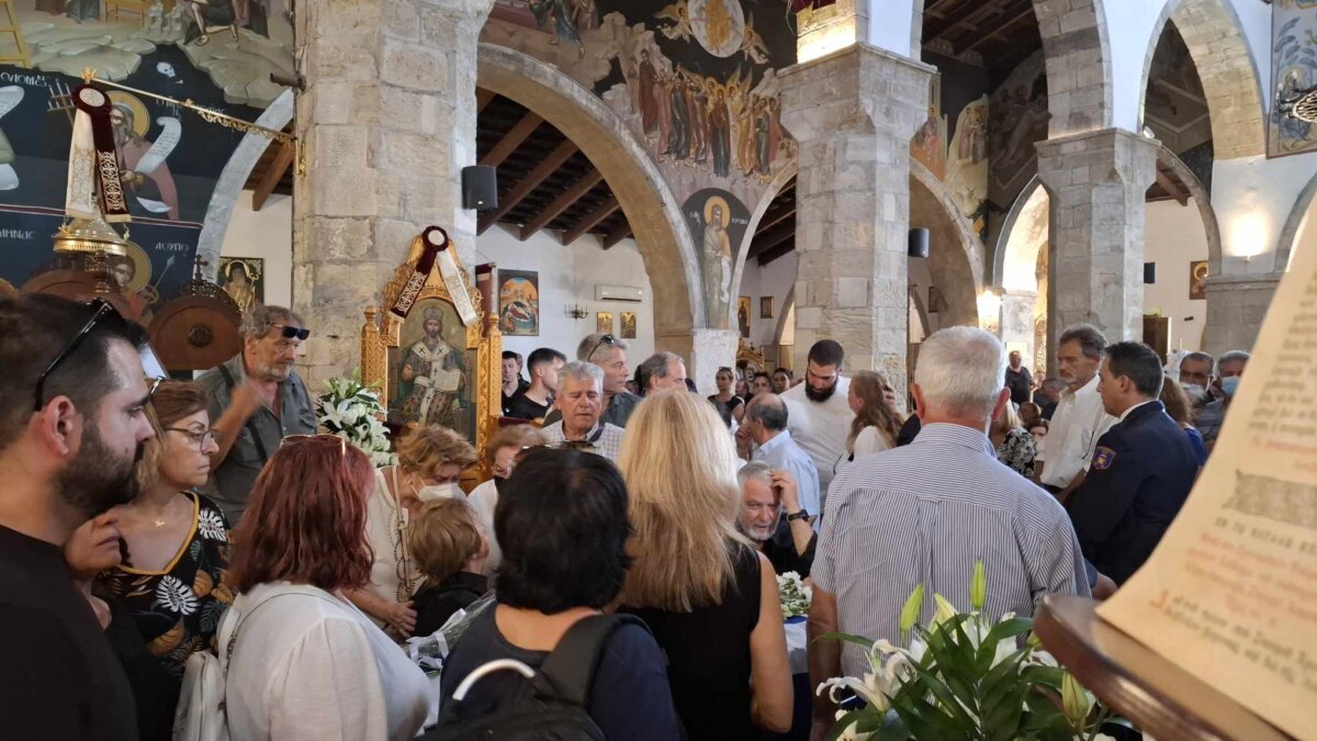 Ηράκλειο: Σκηνές αρχαίας τραγωδίας στην κηδεία του 32χρονου αξιωματικού ...