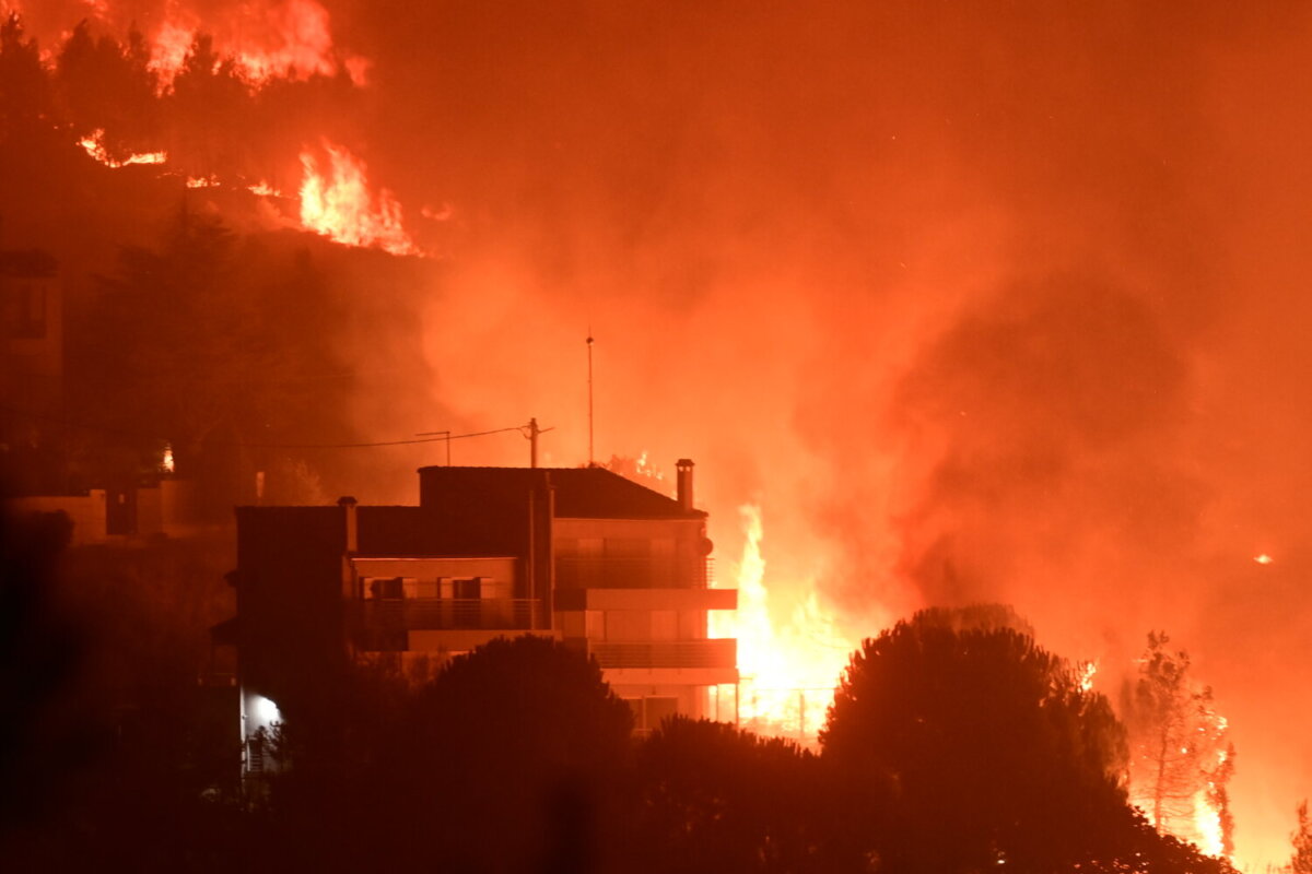Νύχτα - εφιάλτης στην Αττική: Δραματικές εκκενώσεις - Πέρασε στην ...