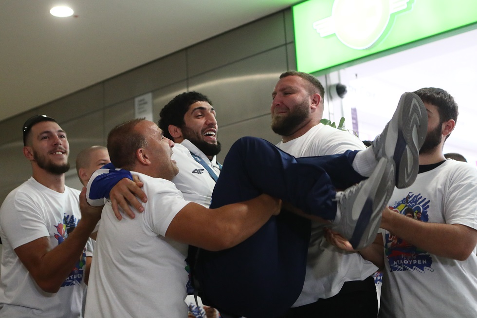Επέστρεψε η ελληνική αποστολή από το Παρίσι – Αποθέωση για Κουρουγκλίεφ ...