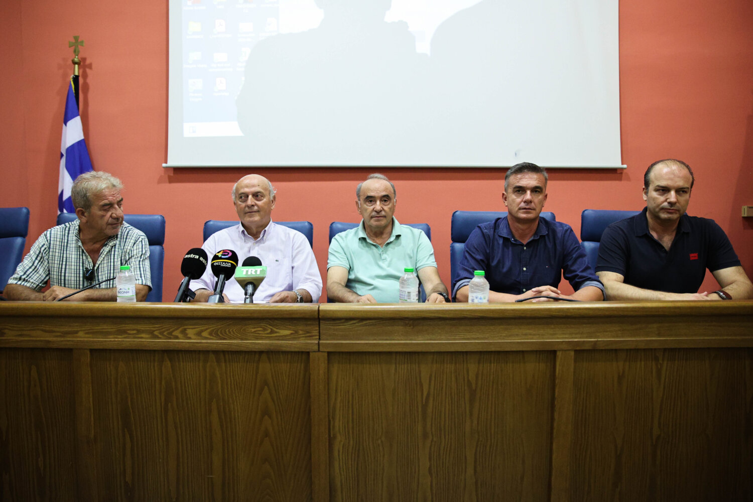 Πάνω από το όριο νερού η λίμνη Πλαστήρα στη λήξη της αρδευτικής ...