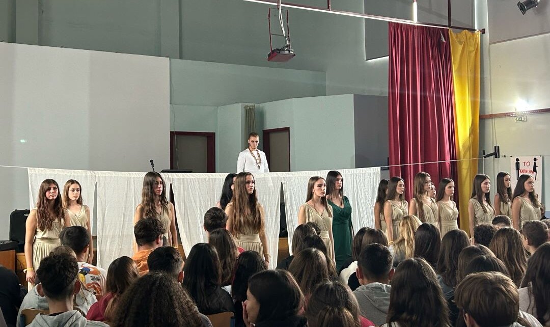 «ΟΛΥΜΠΙΑ ΕΝ ΔΙΩ»: Μαθητές παρουσίασαν τη "Μήδεια" του Ευριπίδη ...