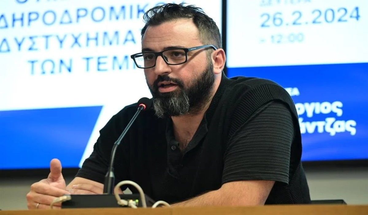 Τέμπη: Ο Βαγγέλης Βλάχος έστειλε με δωροκάρτα στον Κώστα Αχ. Καραμανλή ...