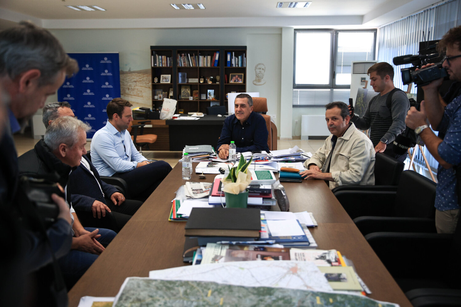 Έφτασε στη Λάρισα ο Στ. Κασσελάκης - Ξεκίνησε η συνάντηση με τον Δ ...