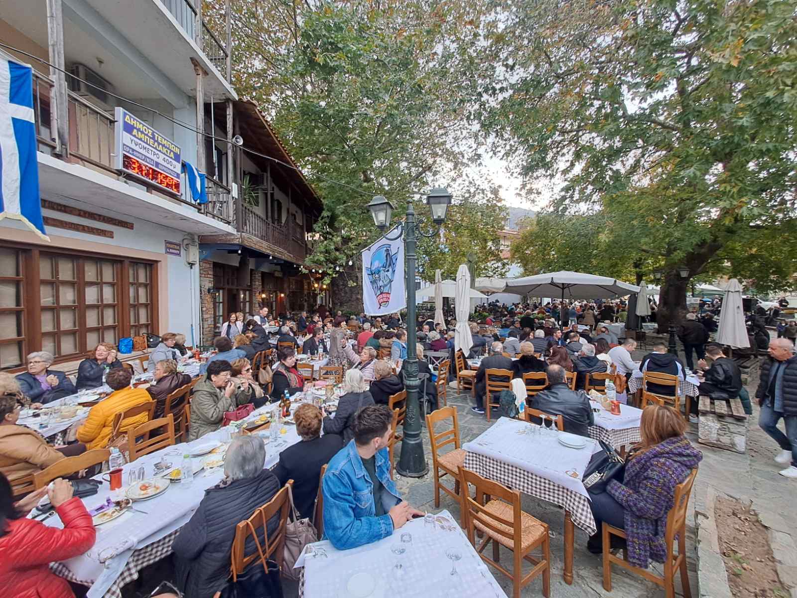 "Βούλιαξε" από κόσμο η Πλατεία Αμπελακίων για τη Γιορτή Κάστανου ...