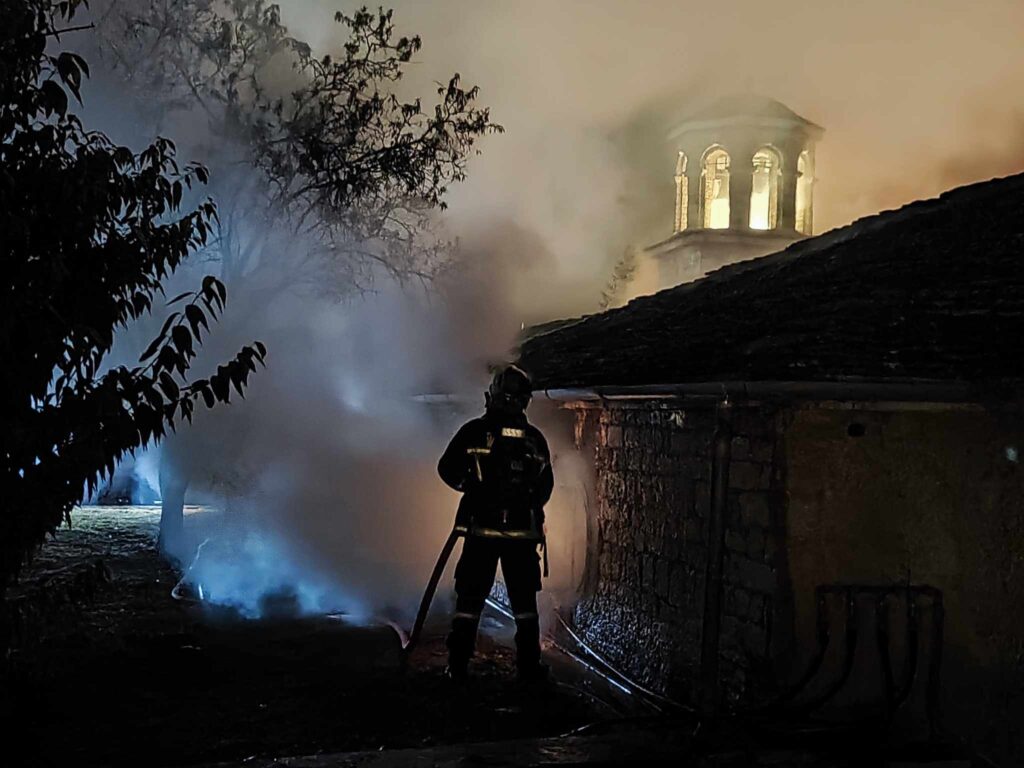 Μεγάλες ζημιές από τη φωτιά στη Μητρόπολη Ιωαννίνων – Έρανος για την ...