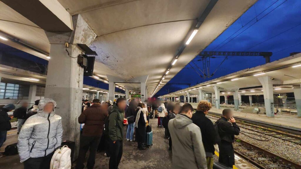 Θεσσαλονίκη: Πλημμύρησε σήραγγα στα Τέμπη και το τρένο μένει καθηλωμένο ...