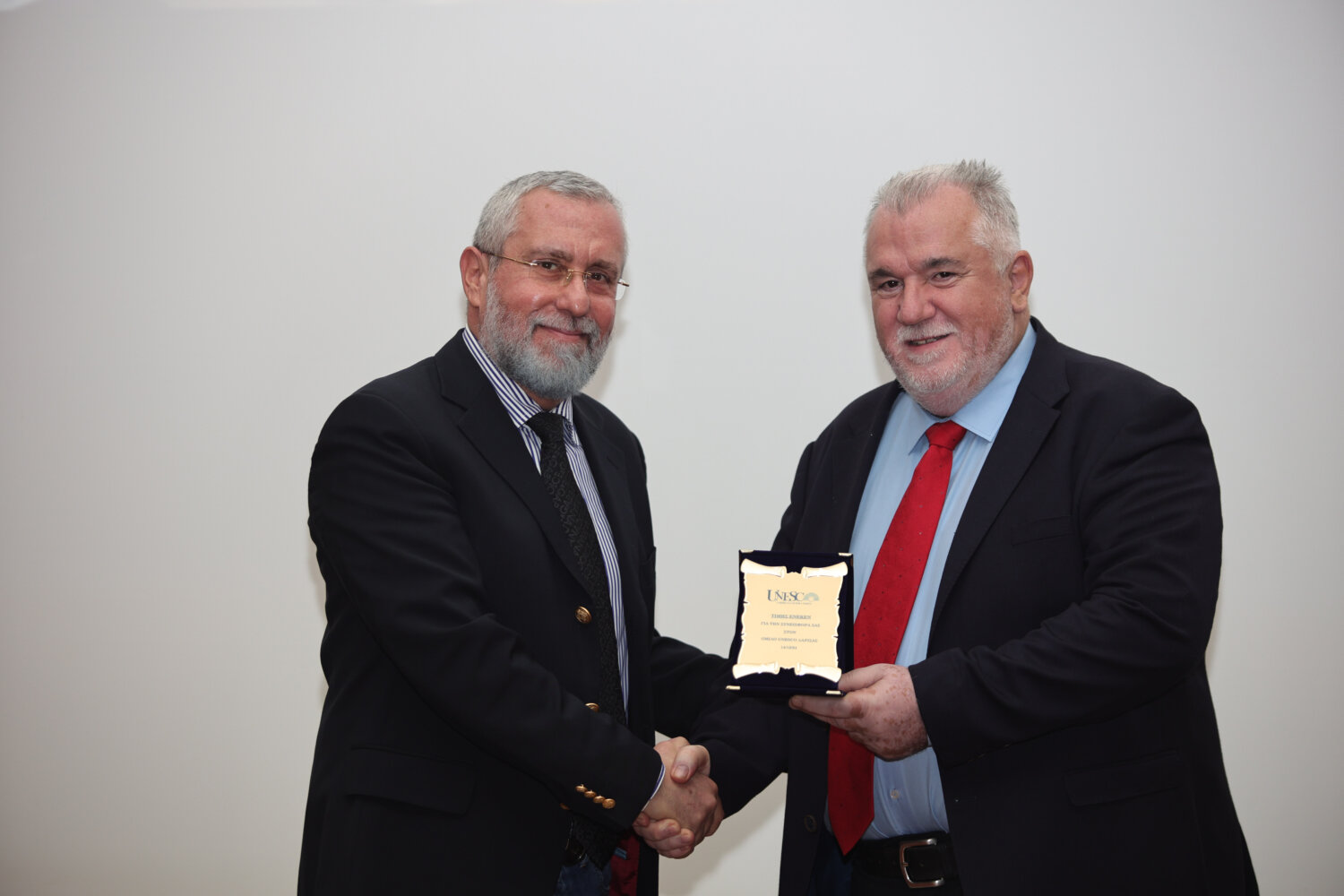 Η UNESCO Λάρισας βράβευσε τον Χρ. Μπεχλιβάνο (φωτ. & βίντεο ...