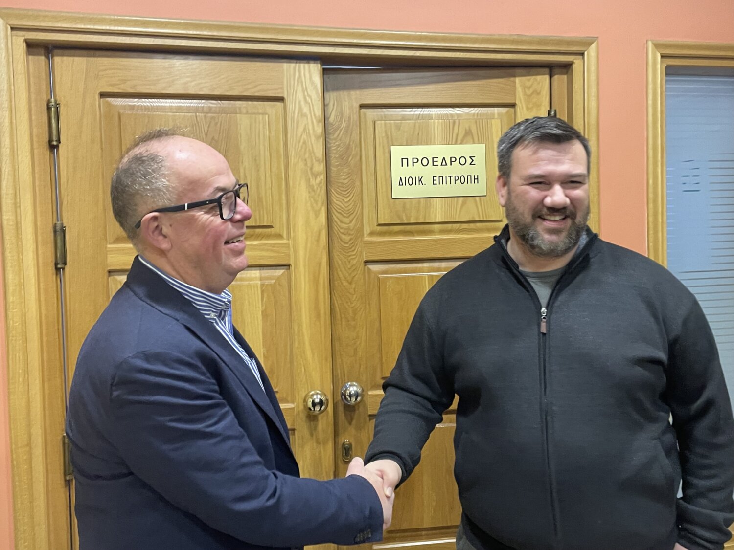 Επιμελητήριο Λάρισας: Με μια χειραψία "σφράγισαν" τη συνεργασία τους Χρ ...
