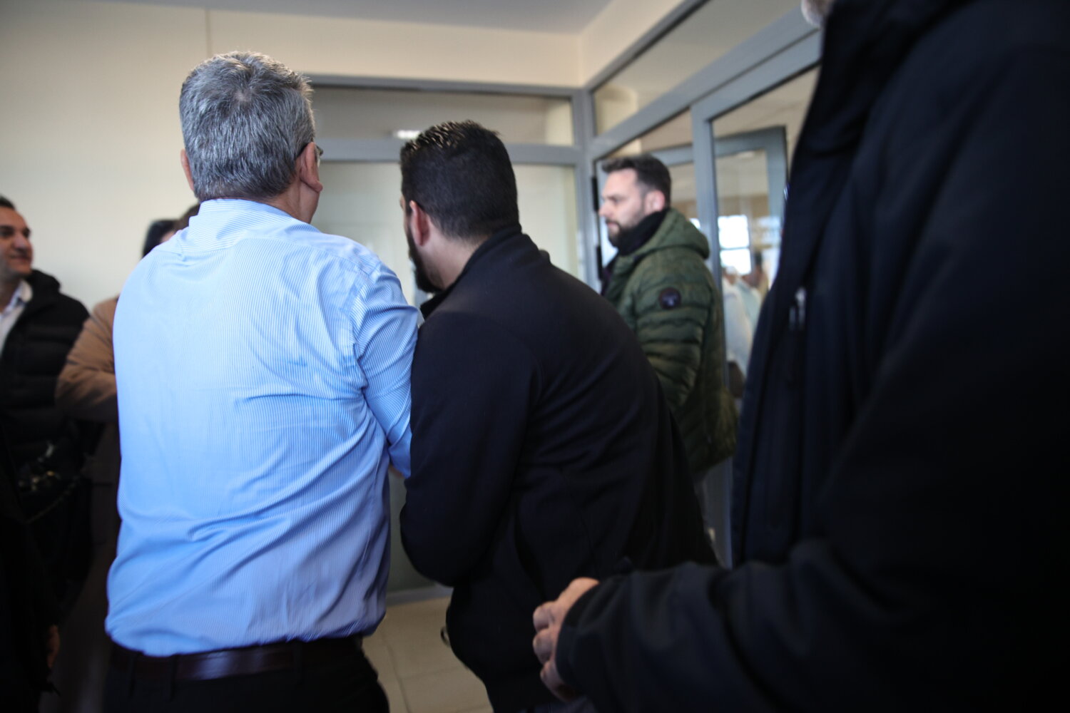 Λάρισα: Ένταση μεταξύ συγγενών θυμάτων των Τεμπών και Κ. Αγοραστού (φωτ ...