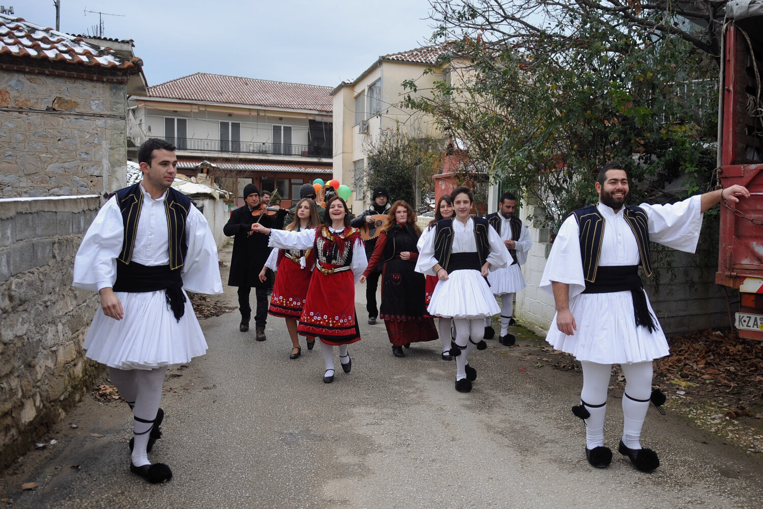 Το έθιμο της καμήλας στο Δαμάσι - larissanet.gr