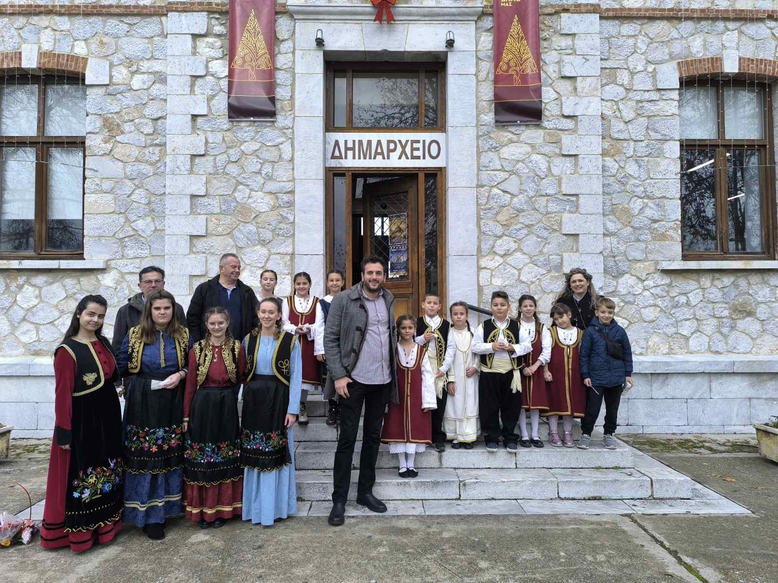 Τα κάλαντα στο Δήμαρχο και στα καταστήματα του Αμπελώνα είπε το παιδικό ...