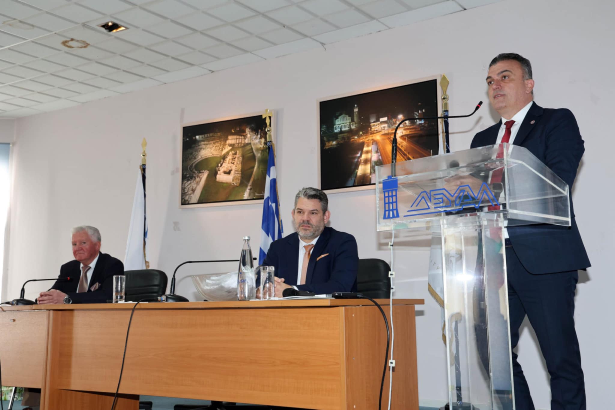 Έκοψαν τη βασιλόπιτα στη ΔΕΥΑΛ - Μοίρασαν δώρα στα παιδιά των ...