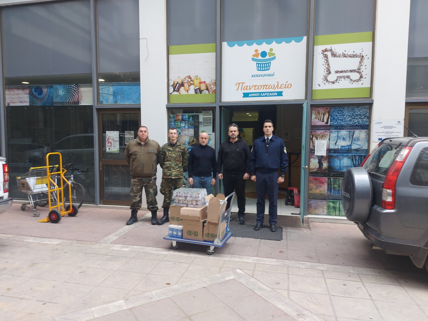 Προσφορά τροφίμων από την 110 Π.Μ. στο Κοινωνικό Παντοπωλείο Δ ...