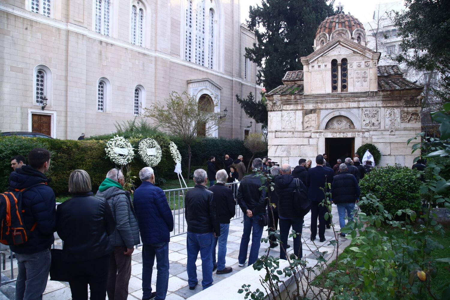 Μίμης Δομάζος: Συγκίνηση στο τελευταίο αντίο για τον «στρατηγό ...