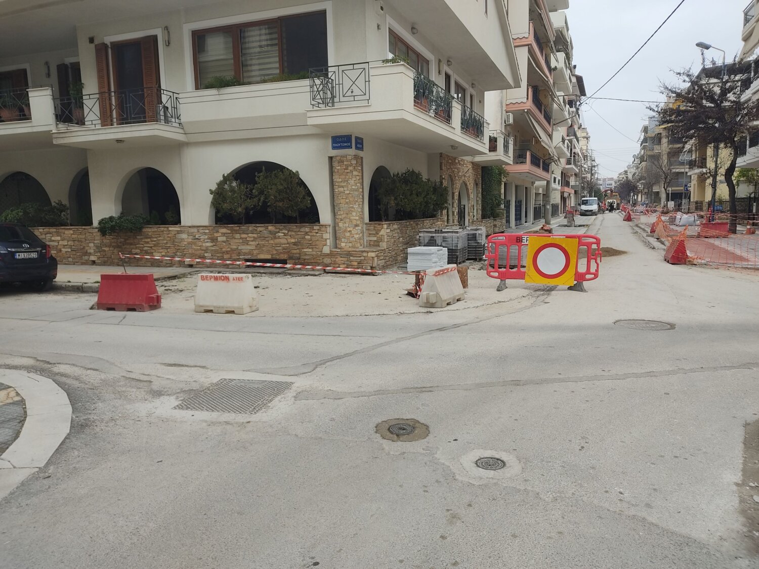 Λάρισα: Εργασίες ανακατασκευής της συμβολής των οδών Αιόλου & Πλούτωνος ...