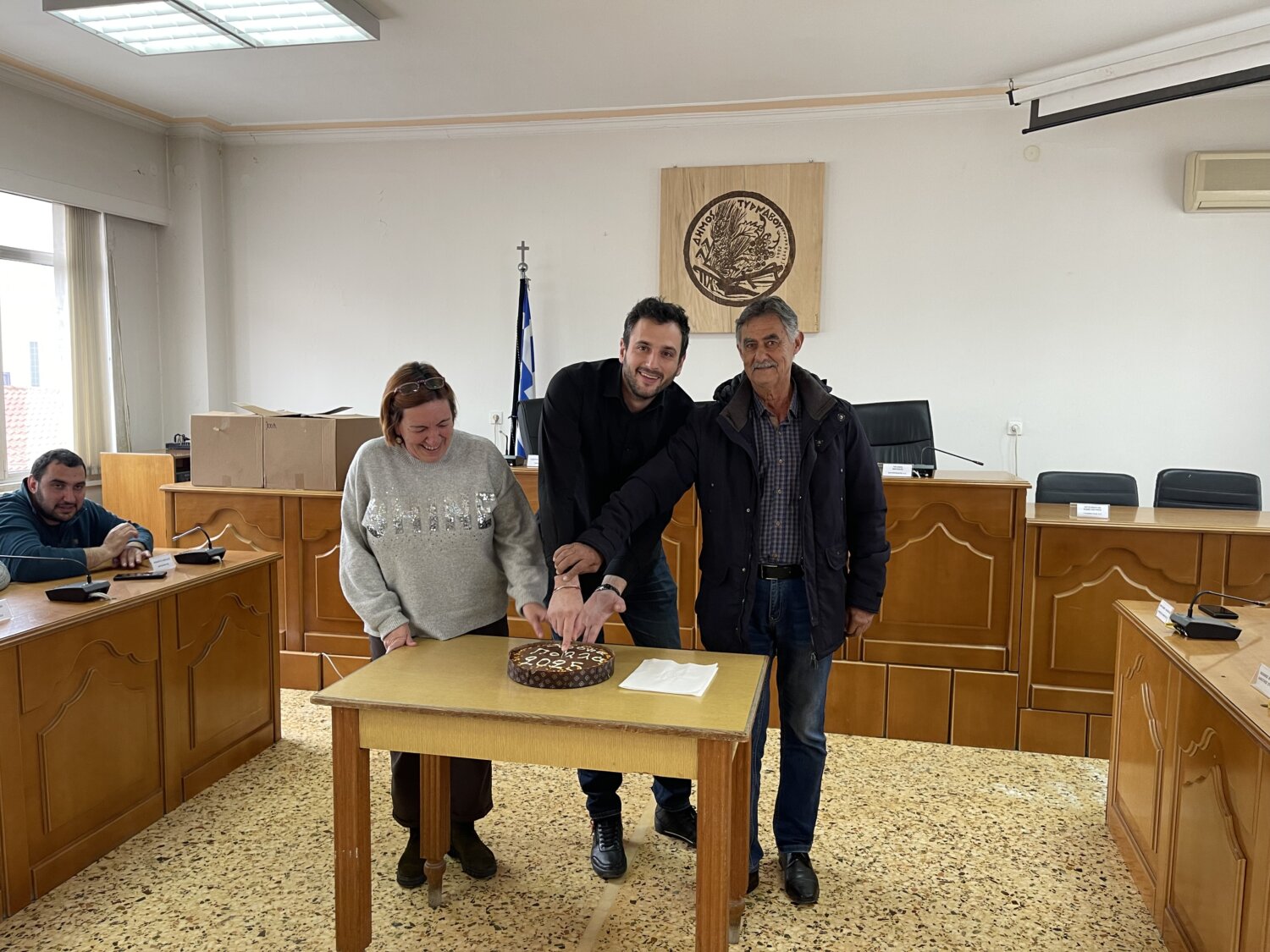 Κοπή πίτας για τους εργαζόμενους του Δήμου Τυρνάβου (φωτ.) - larissanet.gr