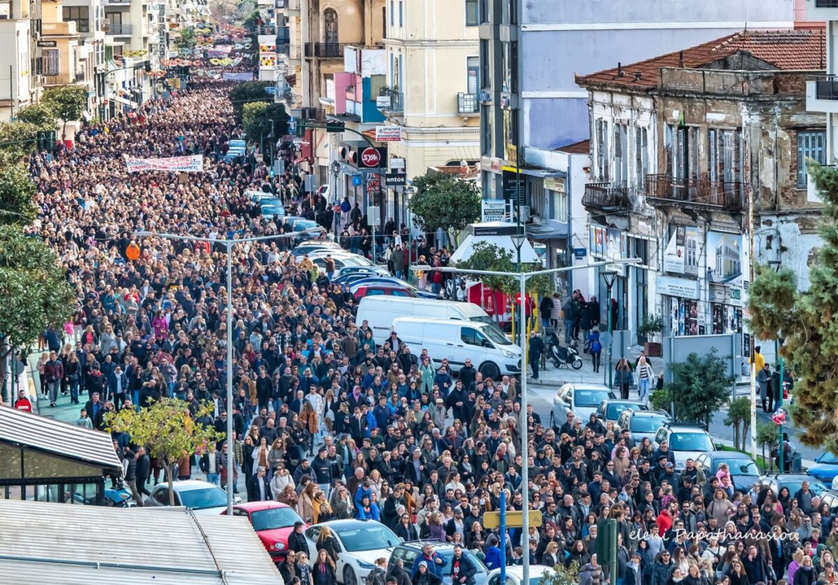 «Ποτάμι» δεκάδων χιλιάδων ανθρώπων κατέκλυσε τον Βόλο – Εναέρια πλάνα ...