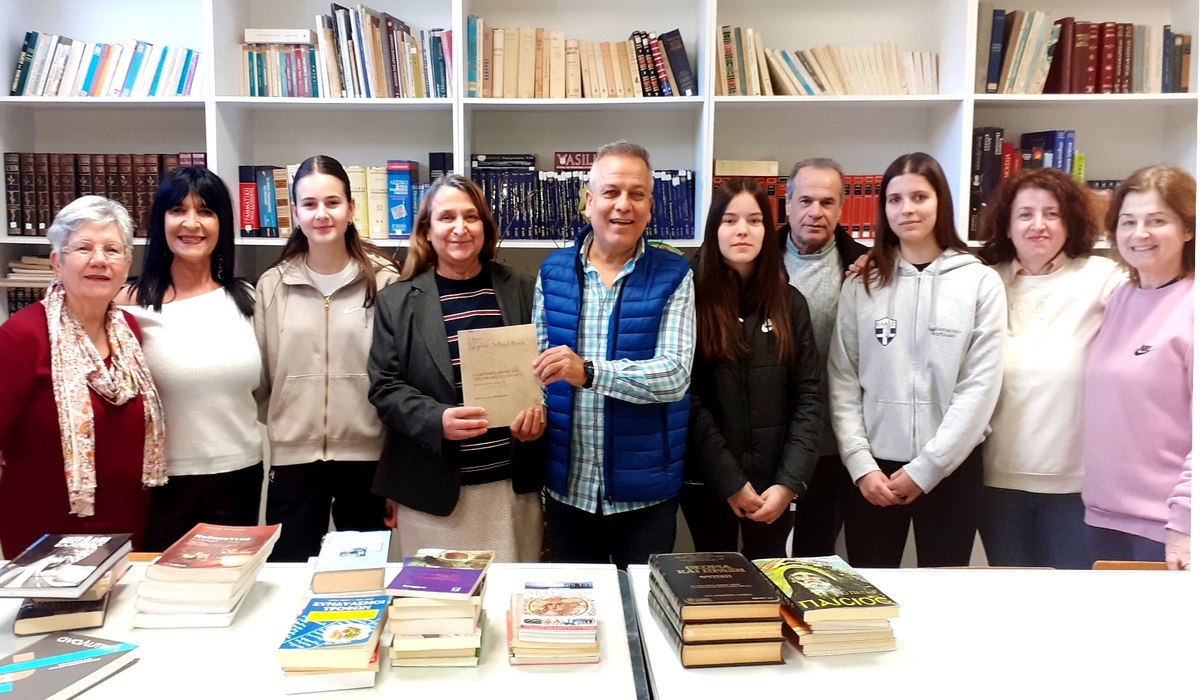 Το ΠΟΚΕΛ πρόσφερε βιβλία στο 1ο Γυμνάσιο Φαρσάλων - larissanet.gr