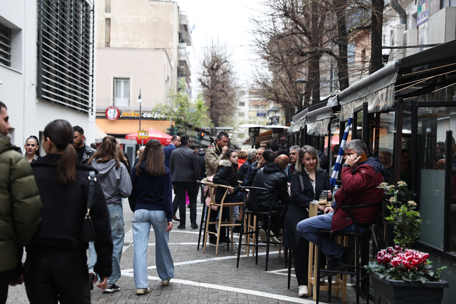 Η "παρέλαση" των Λαρισαίων συνεχίζεται σε τσιπουράδικα, καφέ και ...