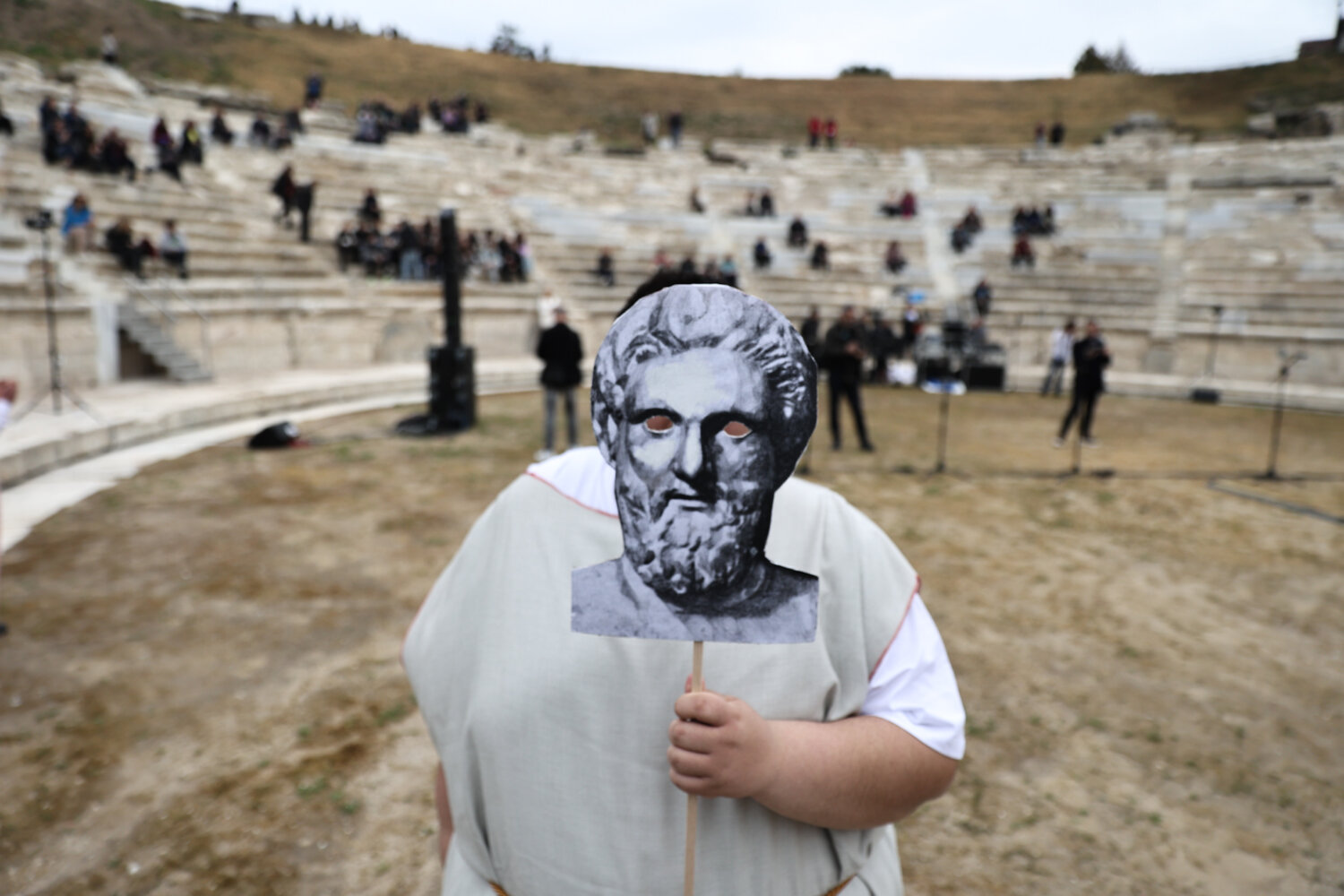 Η Λάρισα «γιορτάζει» την Παγκόσμια Ημέρα Θεάτρου στο Αρχαίο Θέατρο ...