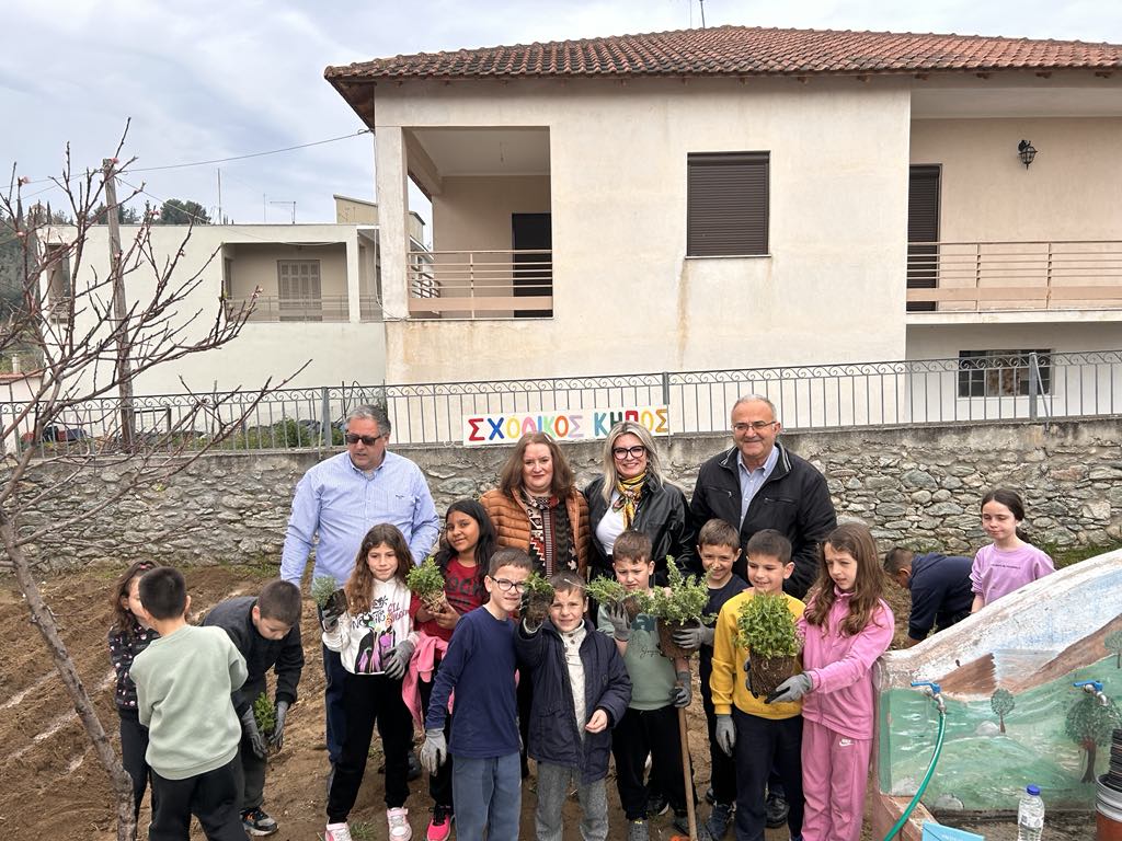 Περιβαλλοντική Δράση φύτευσης λαχανικών και αρωματικών φυτών από τους ...
