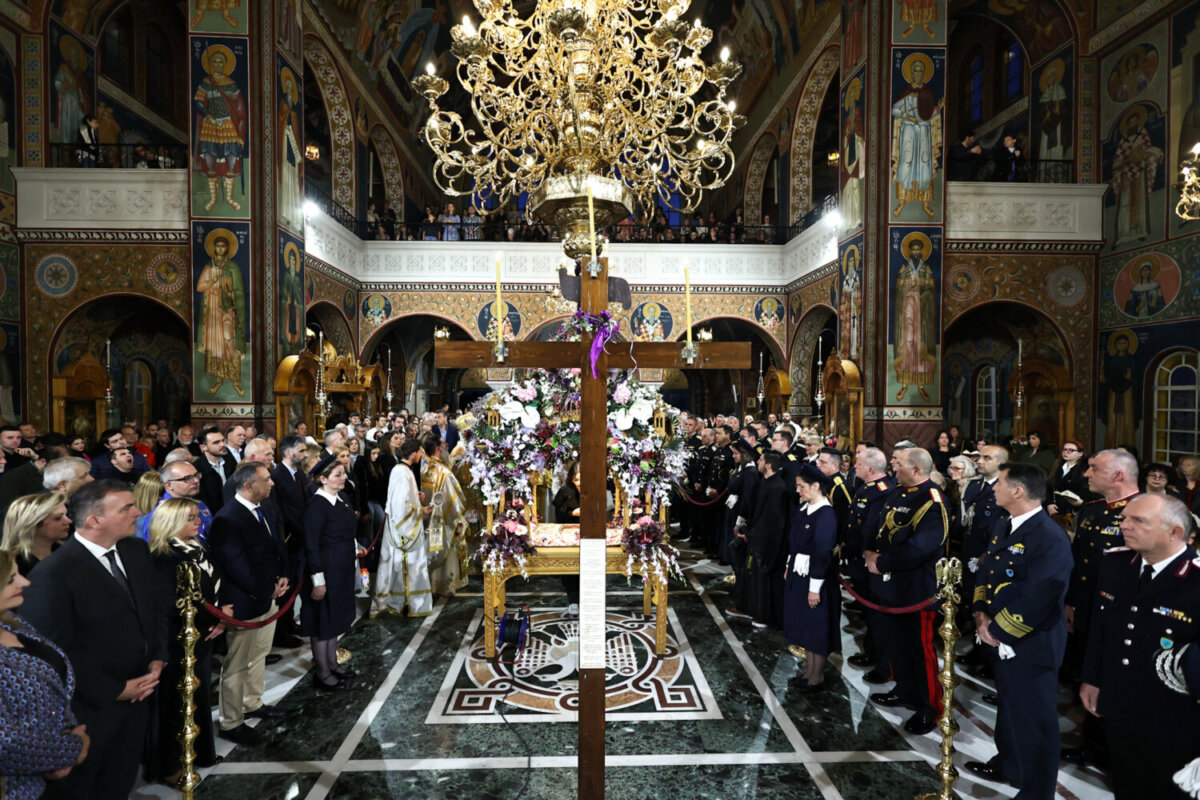 Λάρισα: Παρουσία πλήθους κόσμου η Ακολουθία του Επιταφίου στον Άγιο ...
