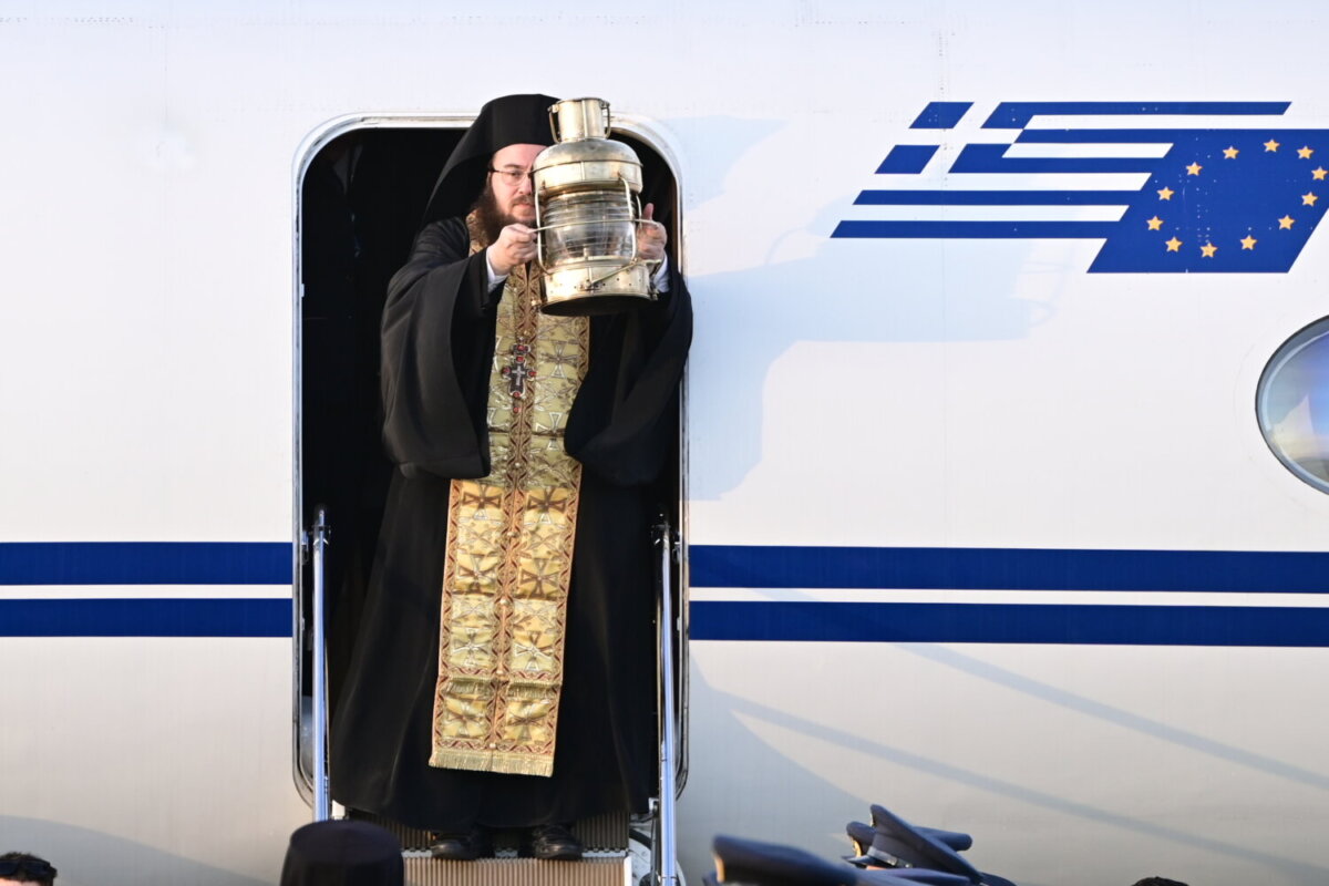 Έφτασε στην Ελλάδα το Άγιο Φως - Τι ώρα αναμένεται να «προσγειωθεί» στη ...