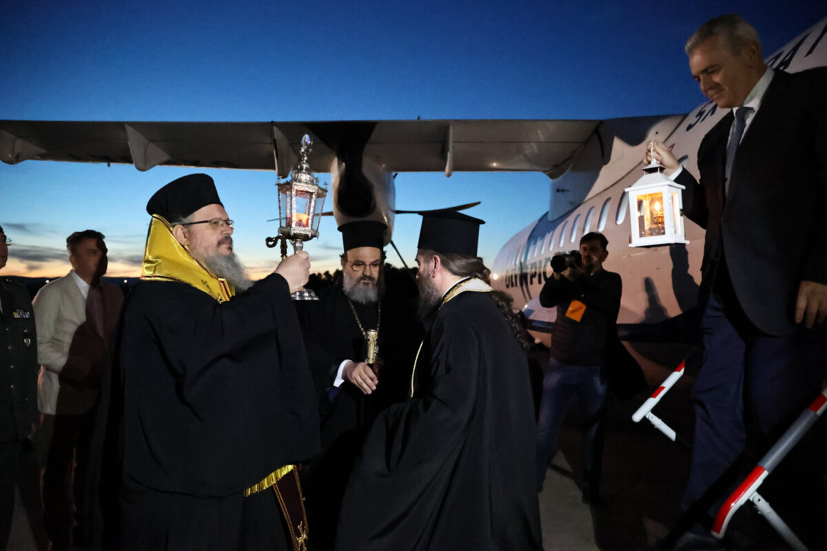 Έφτασε στη Λάρισα το Άγιο Φως – Δείτε εικόνες από την υποδοχή (φωτ ...