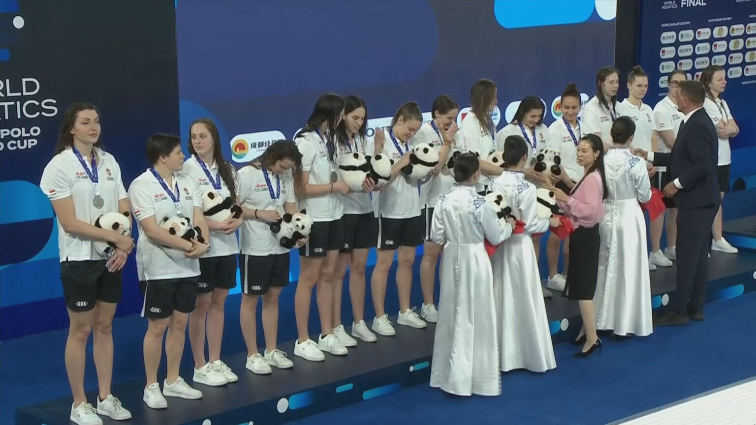 Κορίτσια από «χρυσάφι» κατέκτησαν την κορυφή του κόσμου – Έγραψε ...