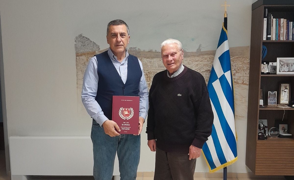 Στον Δ. Κουρέτα ο επίτιμος πρόεδρος της ΕΑΛ, Σπ. Μπαρμπούτης ...