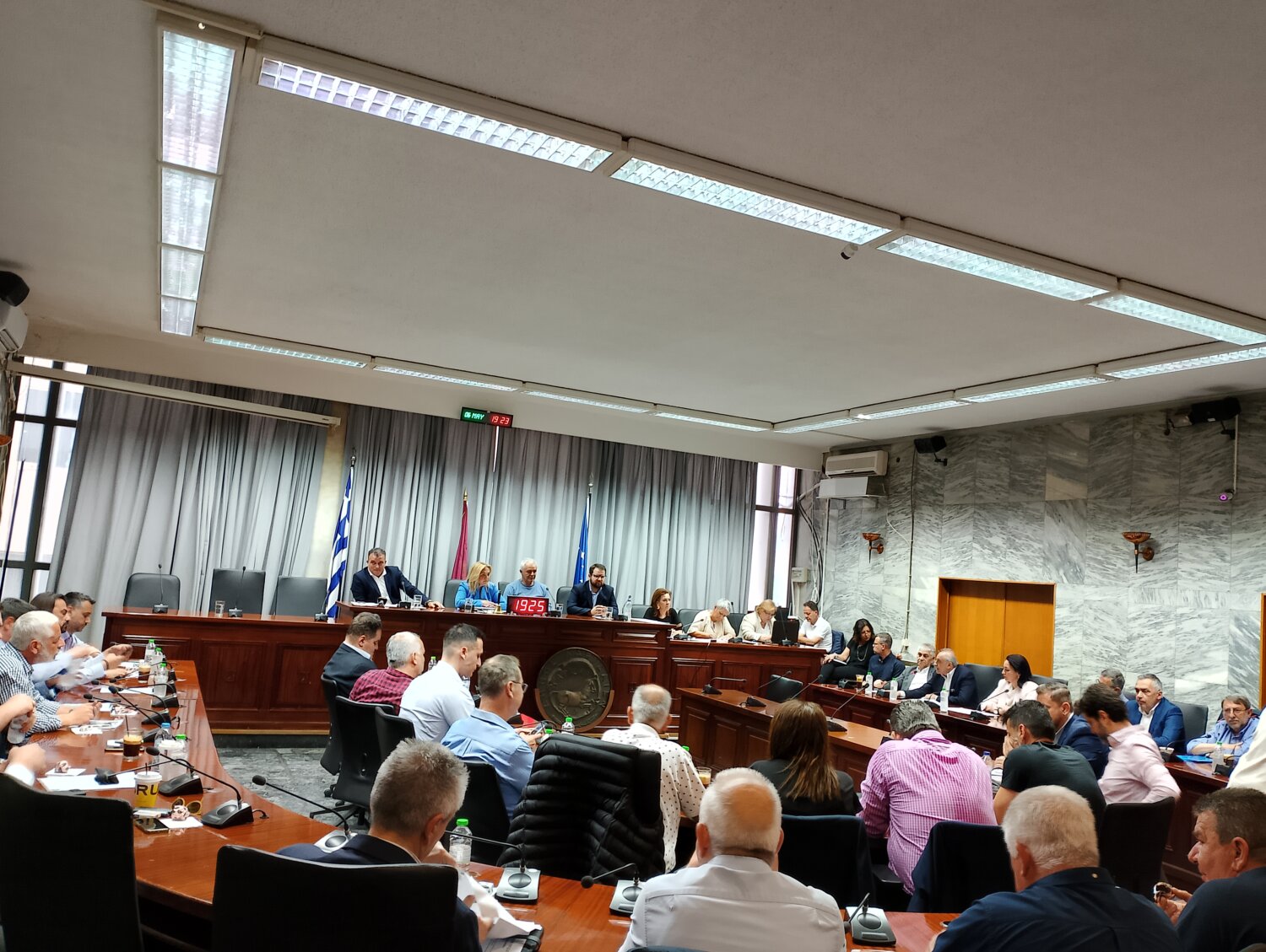 Δημοτικό Συμβούλιο: Οι φύλακες έλυσαν το πρόβλημα με τα κάγκελα στα ...