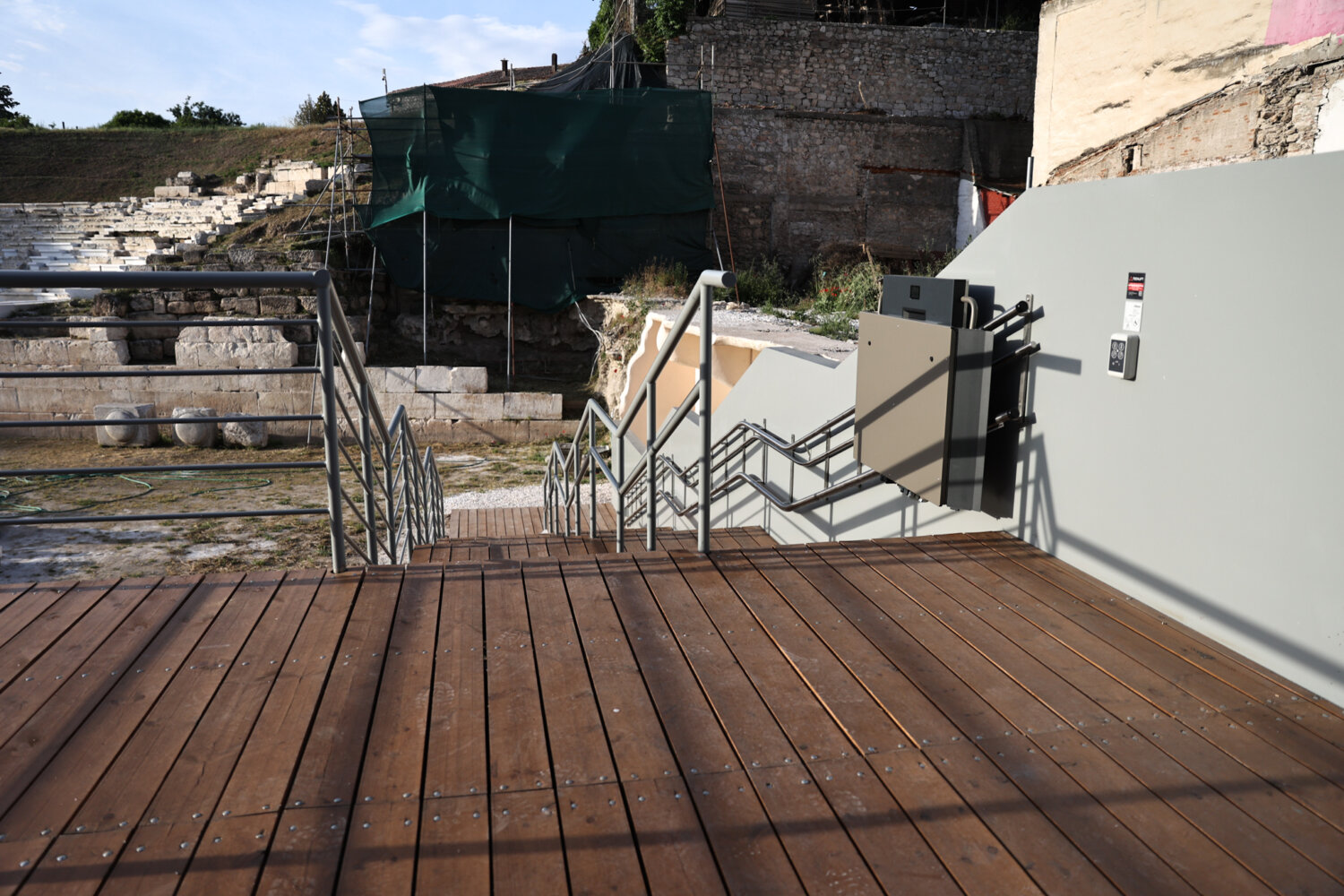 Τοποθετήθηκε αναβατόριο για ΑμεΑ στο Α' Αρχαίο Θέατρο Λάρισας (φωτ ...