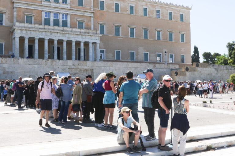Εκατοντάδες επισκέπτες «πλημμύρισαν» το Σύνταγμα για την αλλαγή φρουράς ...