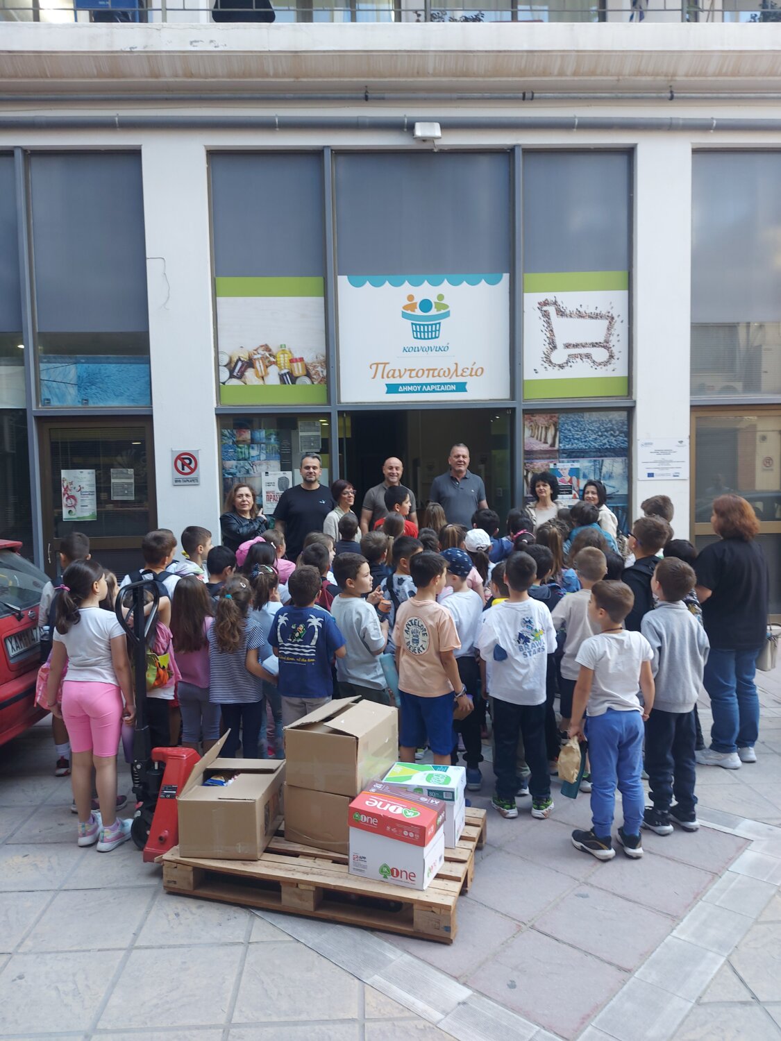 Μαθητές του 37ου Δημοτικού Σχολείου Λάρισας στο Κοινωνικό Παντοπωλείο ...