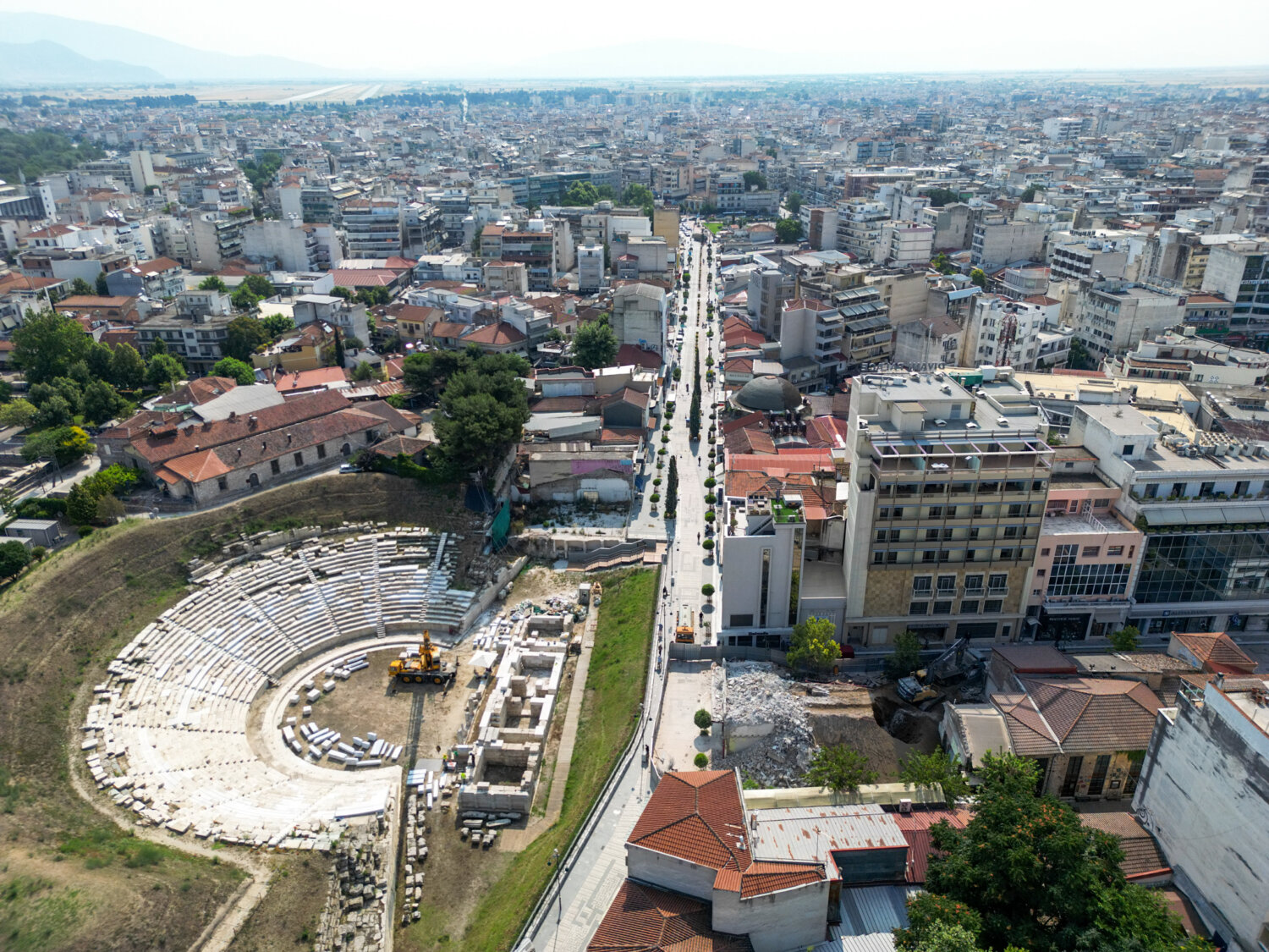 Αυτή είναι η εικόνα από ψηλά, μπροστά από το Αρχαίο Θέατρο Λάρισας, ενώ ...