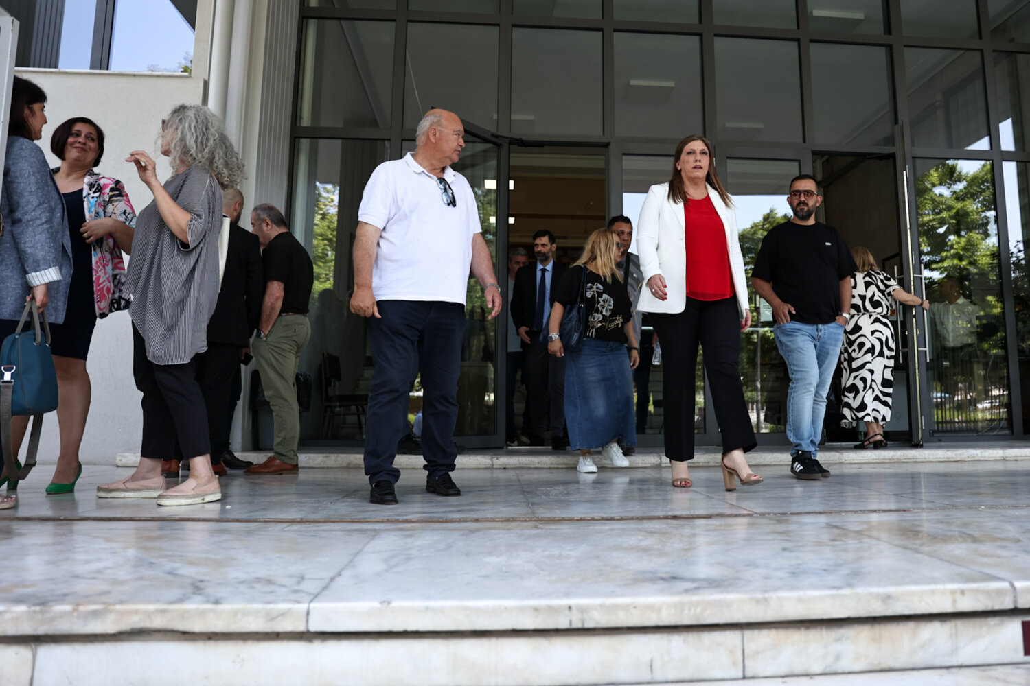 Όσα έγιναν στην πρώτη δίκη για τα Τέμπη: Ενστάσεις, αναβολές, ένταση ...