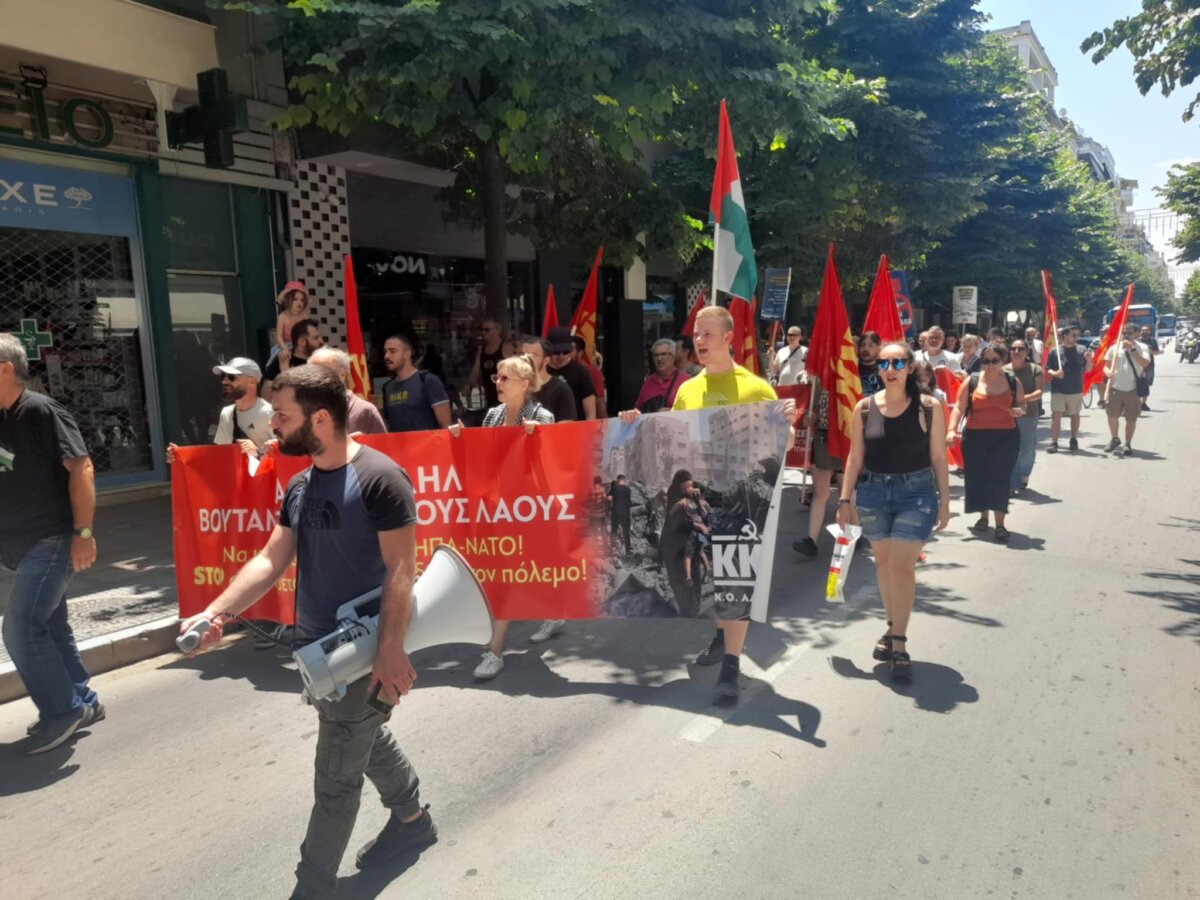 Πικετοφορία ΚΚΕ - ΚΝΕ στο κέντρο της Λάρισας για τις καταιγιστικές ...