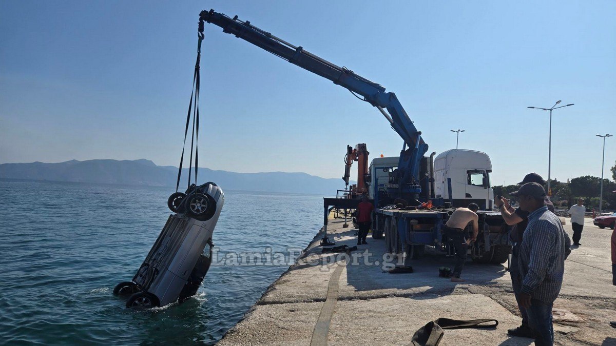 Αυτοκίνητο έπεσε τη νύχτα στο λιμάνι της Αρκίτσας - Πρόλαβε και βγήκε ο ...